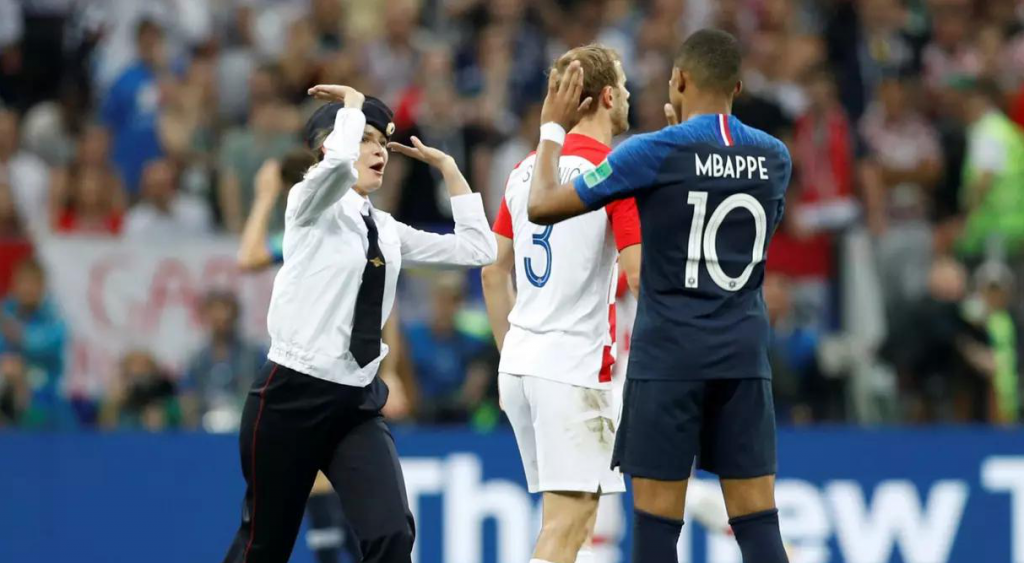 Pussy Riot assume autoria de manifestação na final de Copa do Mundo ...