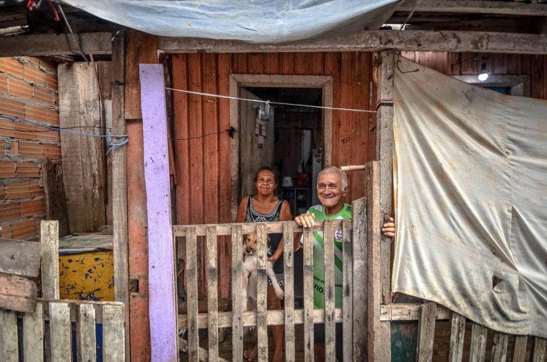 Comunidade em Belém vive em palafitas e sem saneamento básico sofre com ...
