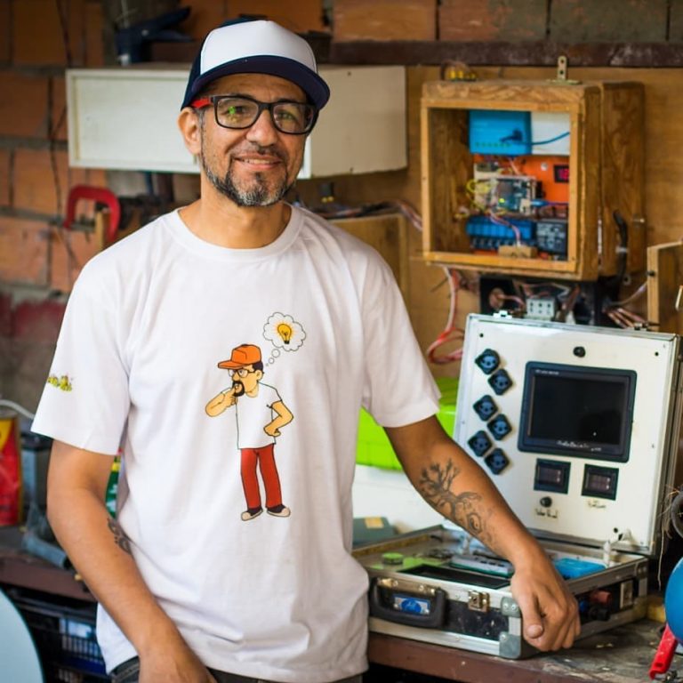 Criatividade e resistência. Entrevista com Fábio Miranda, criador do projeto Instituto Favela da ...