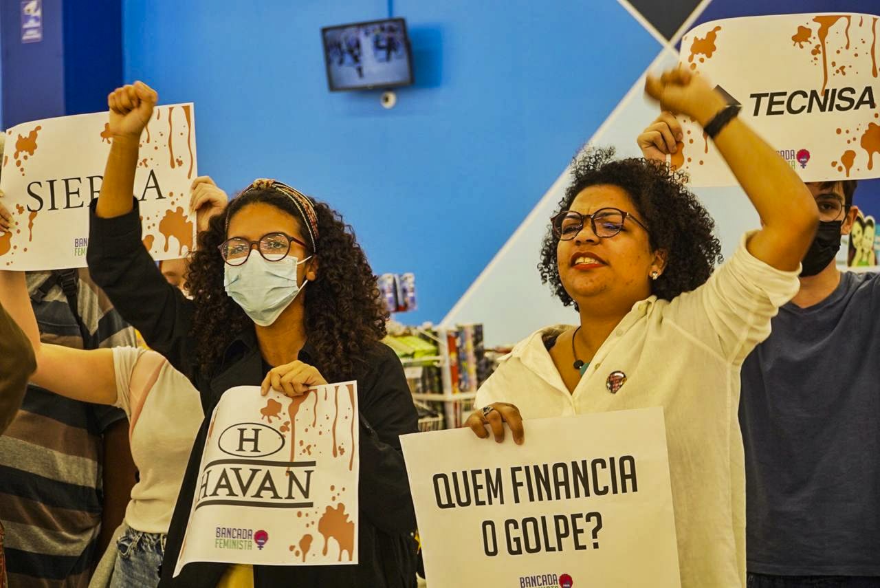 Bancada Feminista faz escracho na sede da Havan - Mídia NINJA