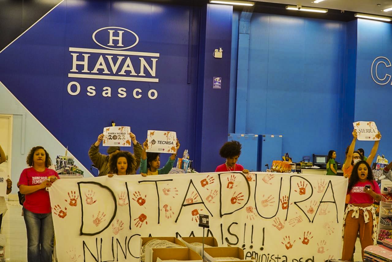 Bancada Feminista faz escracho na sede da Havan - Mídia NINJA