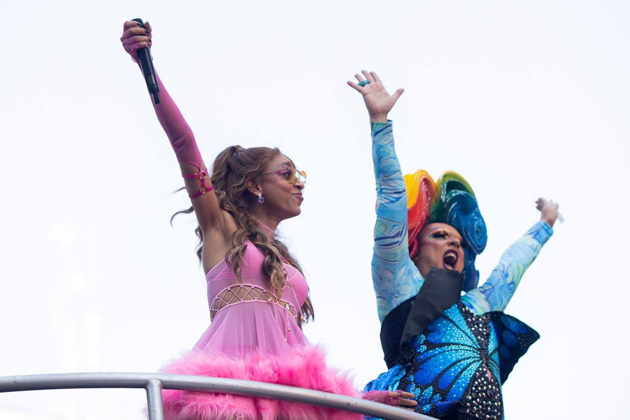 Parada do Orgulho LGBT+ reúne milhares de pessoas na Paulista; veja ...