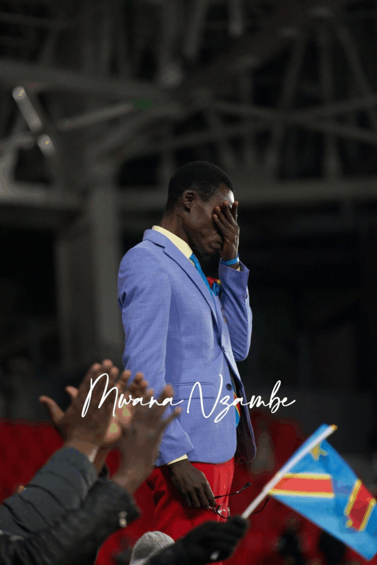 Michel Nkuka Mboladinga: o “torcedor-estátua” da RD Congo - Mídia NINJA